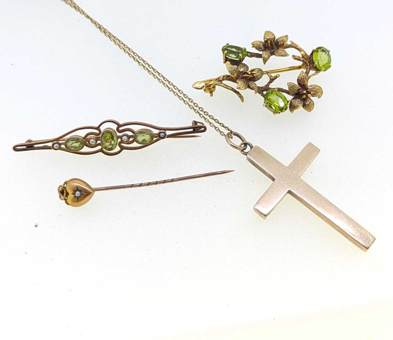 Lot 417 - A cross pendant and chain, tested as 9ct